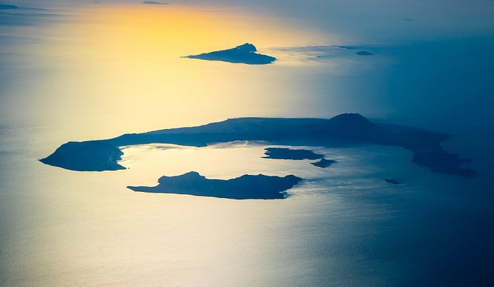 Σαντορίνη (Θήρα):Πλήρης οδηγός για το ταξίδι σας στο ηφαιστειακό νησί!